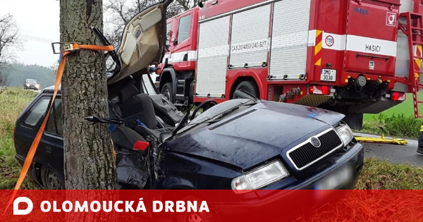 AKTUÁLNĚ: Řidič narazil autem do stromu. Vyprostit jej museli hasiči | Doprava | Zprávy ...