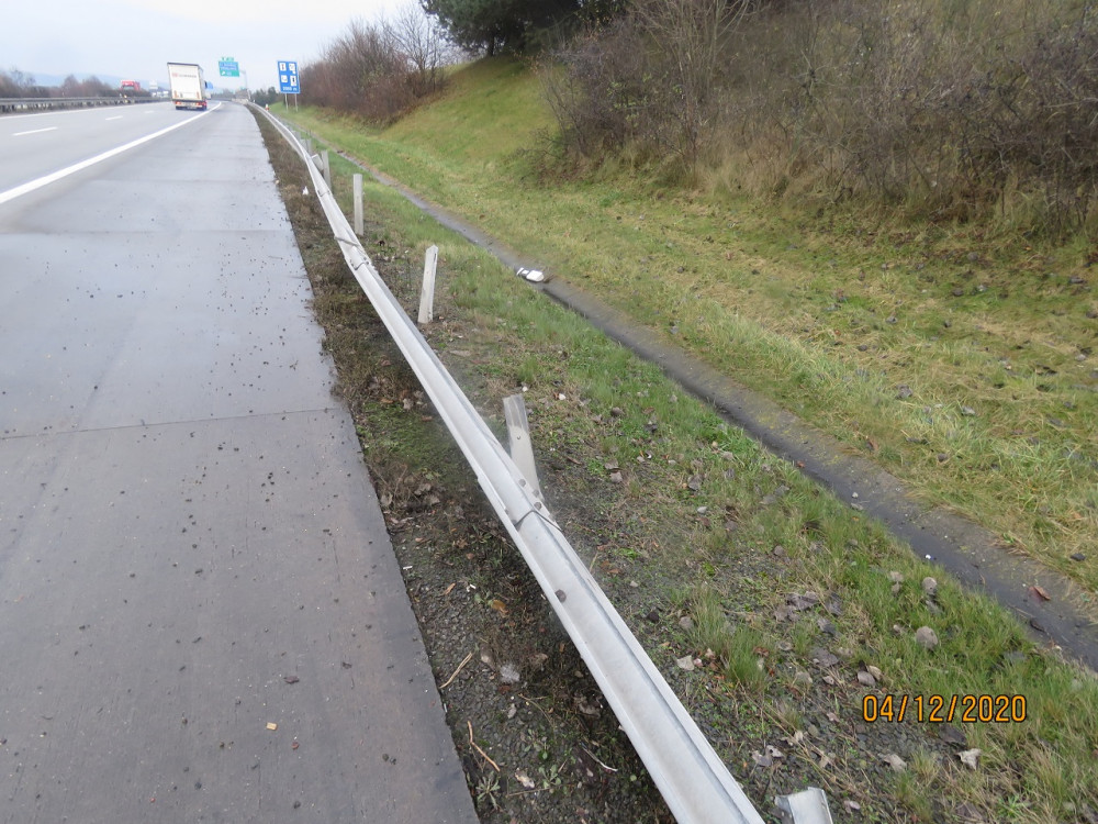 Policisté pátrají po řidiči, který na dálnici u Přáslavic zboural ... Policisté pátrají po řidiči, který na dálnici u Přáslavic zboural ...